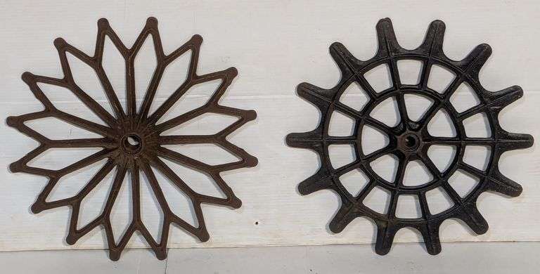 (A) Cast iron farmhouse wheel decor (17" diameter). - Kraft Auction ...