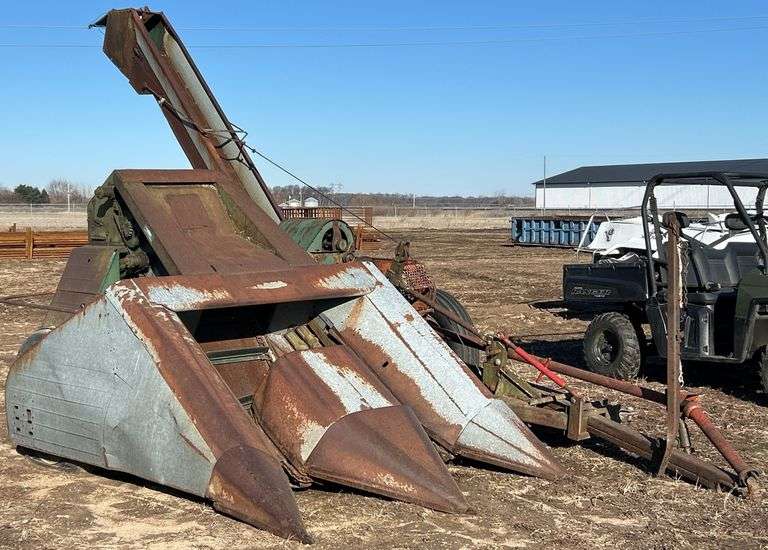 New Idea 326 2 Row Corn Picker - Kraft Auction Service, LLC