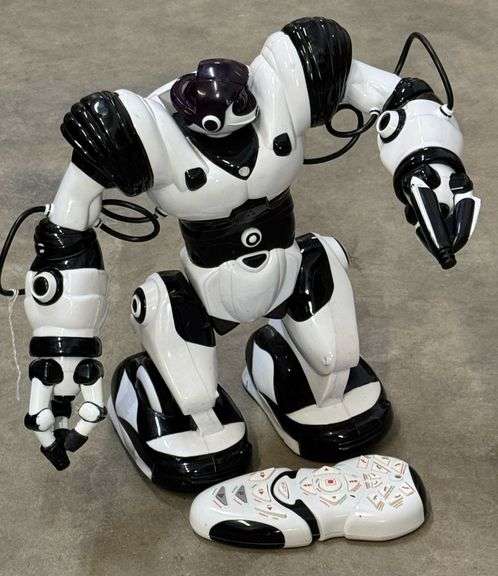 Wowwee Robosapien X 8006 Robot With Remote - Kraft Auction Service, LLC