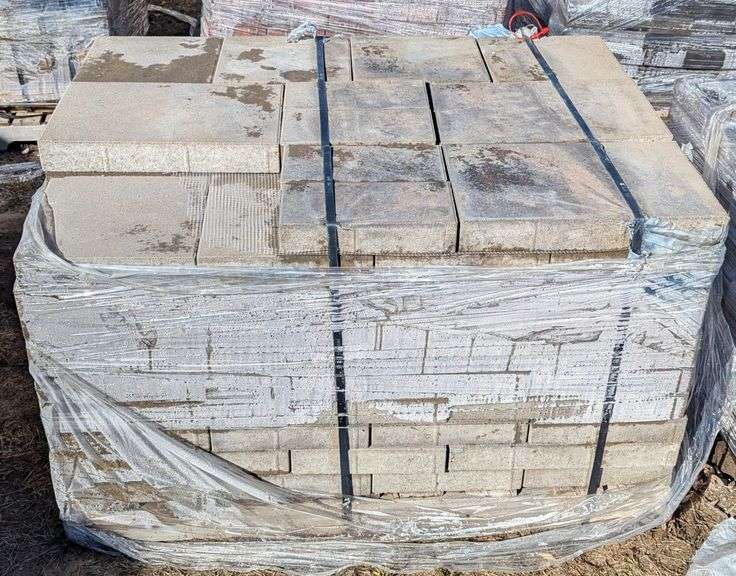 (AB) Pallet of Landscaping Bricks Approximately 89 Bricks 3 Different ...