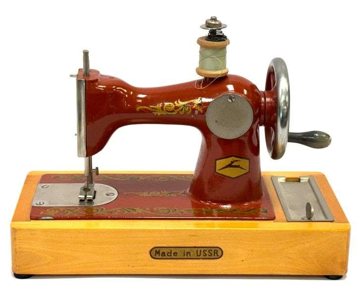 Vtg.Russian Soviet Sewing Machine With Wood Base Made In USSR - Kraft ...