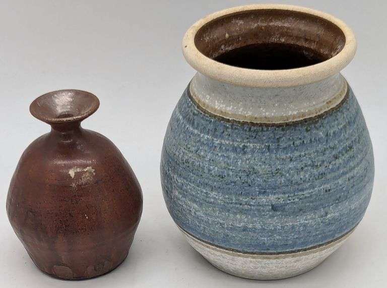 (L) Pottery pieces, 5" tall and 6.5" tall. - Kraft Auction Service, LLC