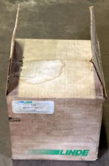 (Q) Union Carbide R-66 Acetylene Regulator - Kraft Auction Service, LLC