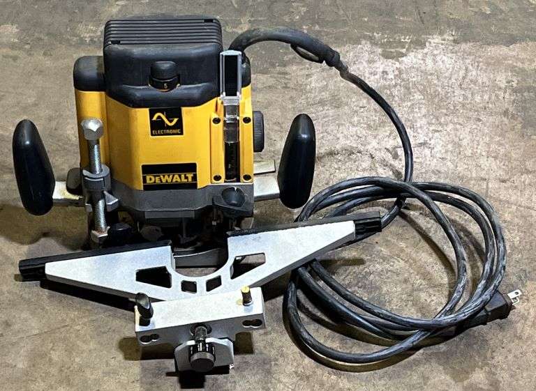 (X) DEWALT DW625 Corded Plunge Router - Kraft Auction Service, LLC