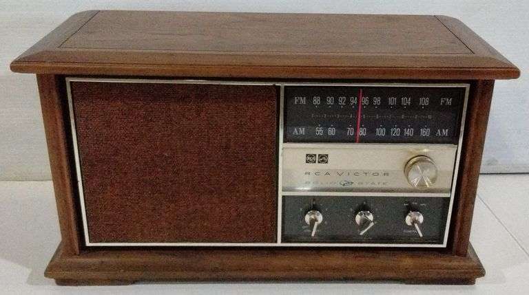 (R) RCA Victor solid State AM/FM Radio 17.5 " X 9.5 " - Kraft Auction ...