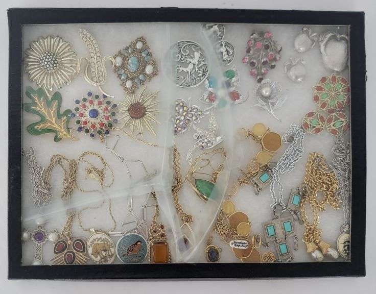 Case Of Mixed Vintage Costume Jewelry - Kraft Auction Service, LLC