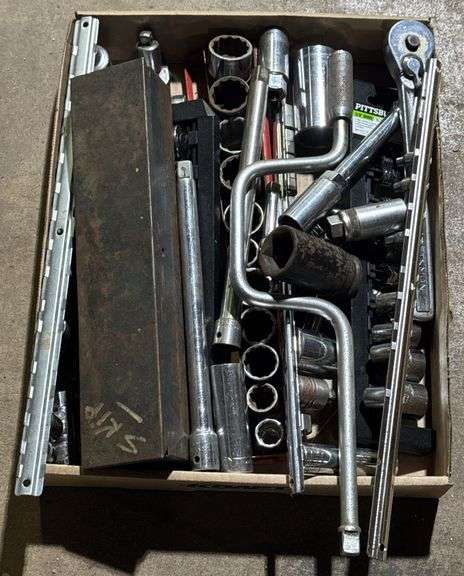 (L) Flat of Socket Wrenches - Kraft Auction Service, LLC