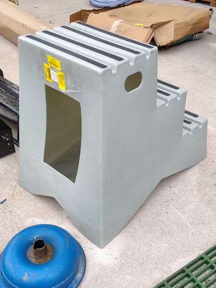 3 Step Plastic Step Stand - Kraft Auction Service, LLC