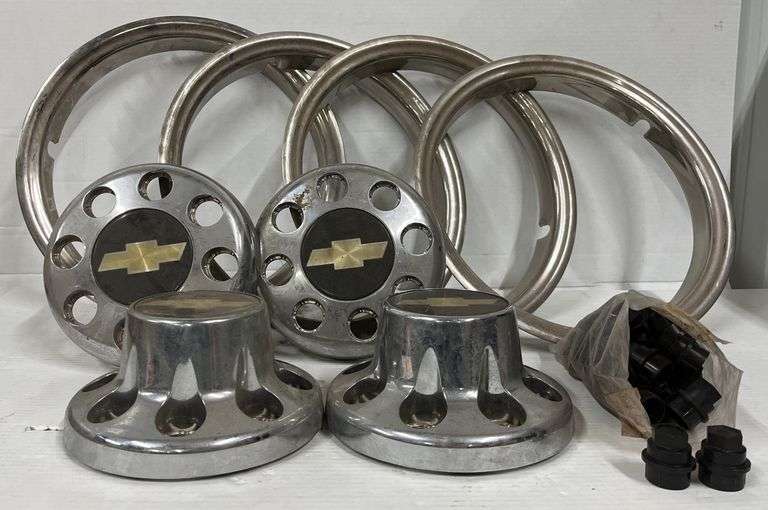 (AF) NOS 1999 Chevy 3500 Hub Caps - Kraft Auction Service, LLC