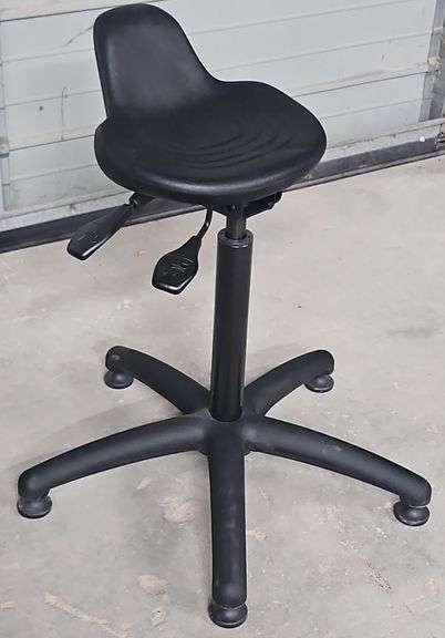 (ZZ) Sit/Stand Work Stool. - Kraft Auction Service, LLC