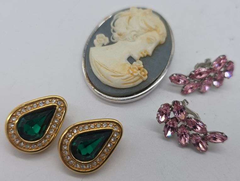(II) Costume Jewelry , Trifari and more - Kraft Auction Service, LLC