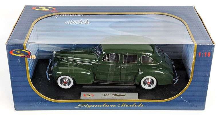 1/18 Scale Signature Models 1938 Packard Car - Kraft Auction Service, LLC