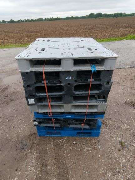 (Z) Black, Blue & Grey Plastic Stackable Pallets - Kraft Auction ...