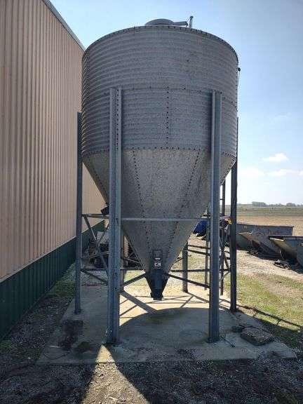 Galvanized Gravity Flow Grain Silo - Kraft Auction Service, LLC