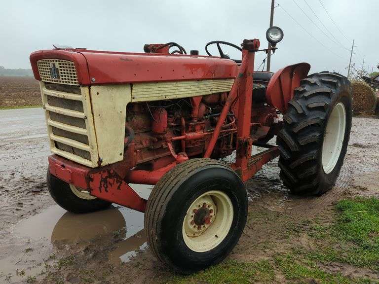 (T) International 460 Gas Utility Tractor - Kraft Auction Service, LLC