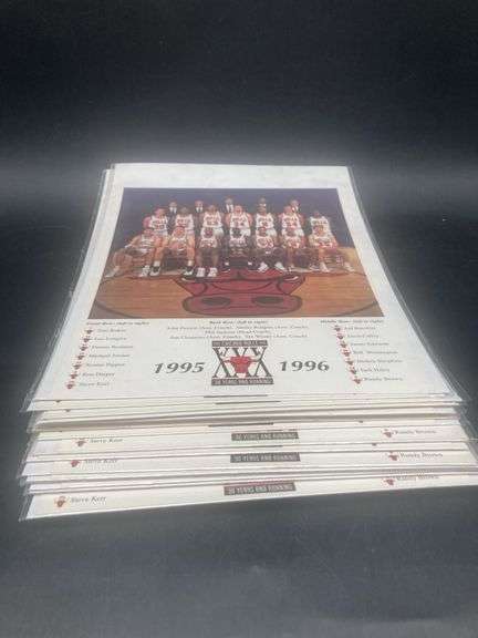 (J) Chicago bulls 1995-96 team photos 15 total - Kraft Auction Service, LLC