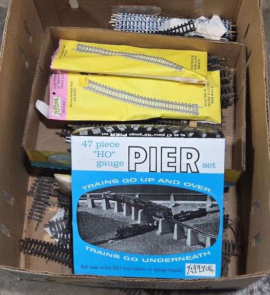 (MC) Atlas Ho Scale Pier Set with a Mix of Atlas and Tyco a Model Train ...
