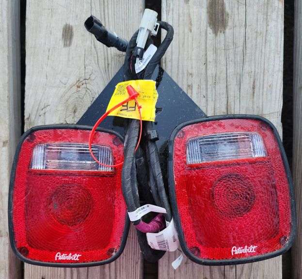 (FF) Paccar Peterbilt Tail Lights - Kraft Auction Service, LLC