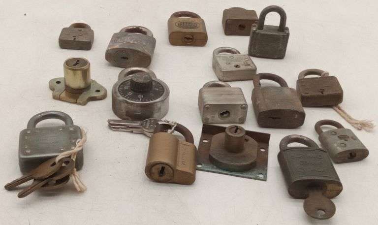 (D) Vintage Old Padlocks - Kraft Auction Service, LLC