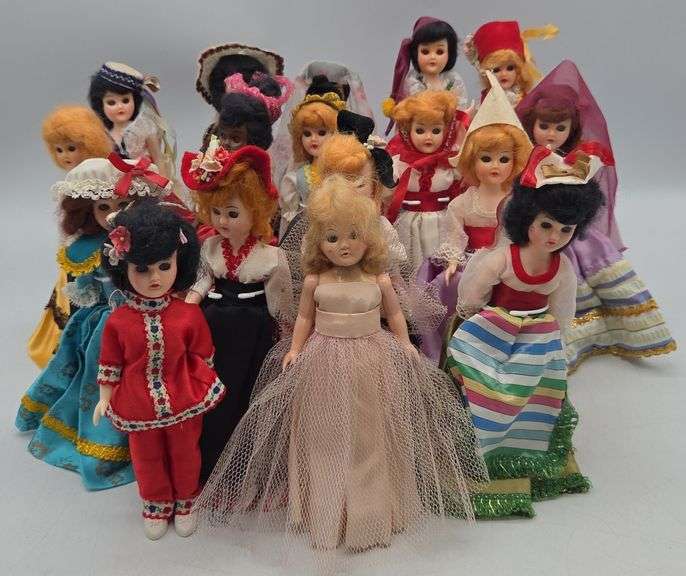 (I) Vintage ARCO "Dolls Around the World" Dolls - Kraft Auction Service ...