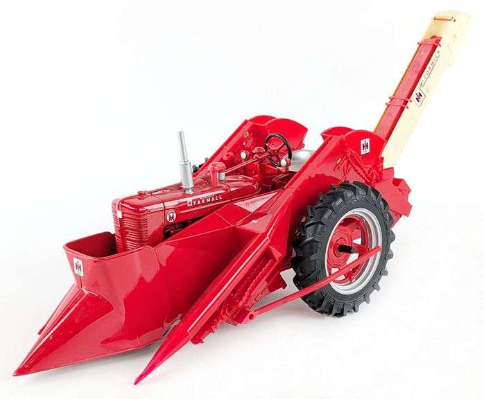 1/16 Ertl Farmall Super M Tractor w/ 2-Row Corn Picker - Kraft Auction ...