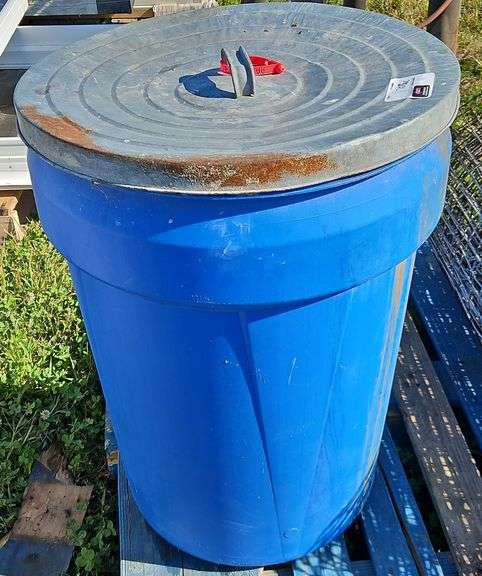 (AA) Blue Plastic Trash Can W/Lid - Kraft Auction Service, LLC