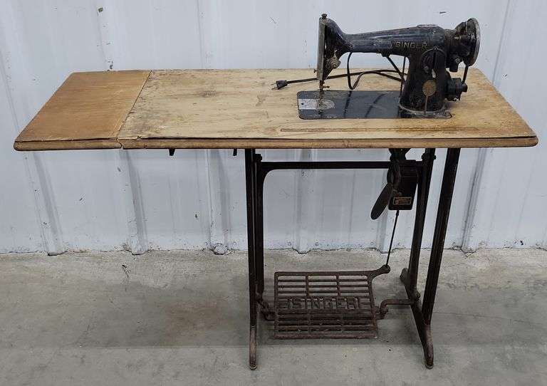 (M) Vintage Folding Sewing Table With Singer Sewing Machine - Kraft ...