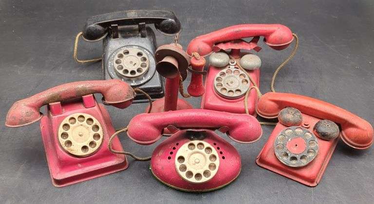 (MC) Vintage Metal phones assorted colors and styles. Approx 7 ...