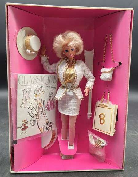 (L) Barbie Classique collection - "City Style Barbie" in the box ...