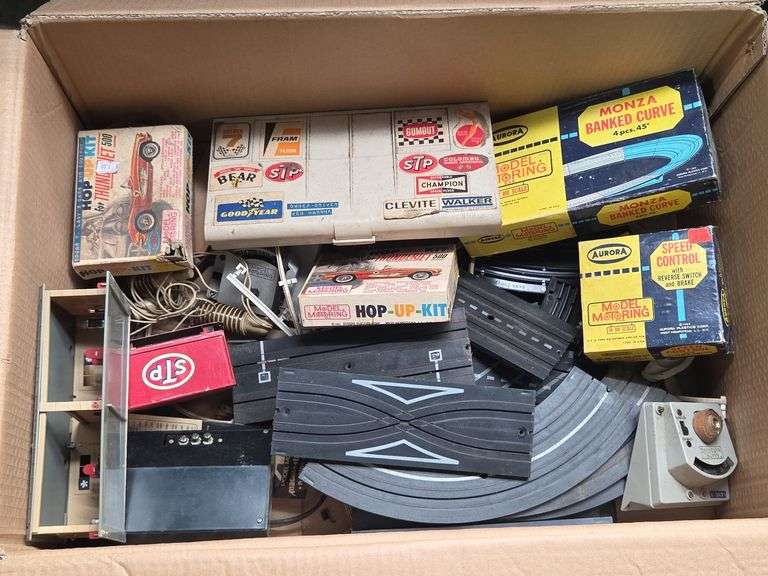 (JT) Slot Car Track and Signs and Excesories - Kraft Auction Service, LLC