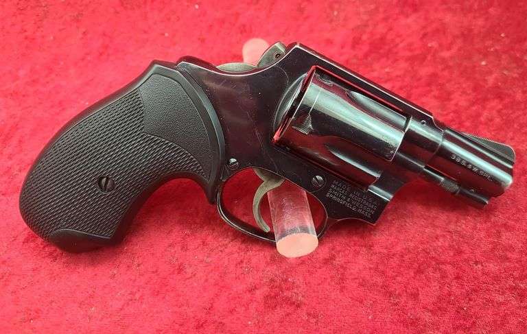 Smith & Wesson Model 36 38 cal Snub Nose Revolver - Kramer Auction LLC