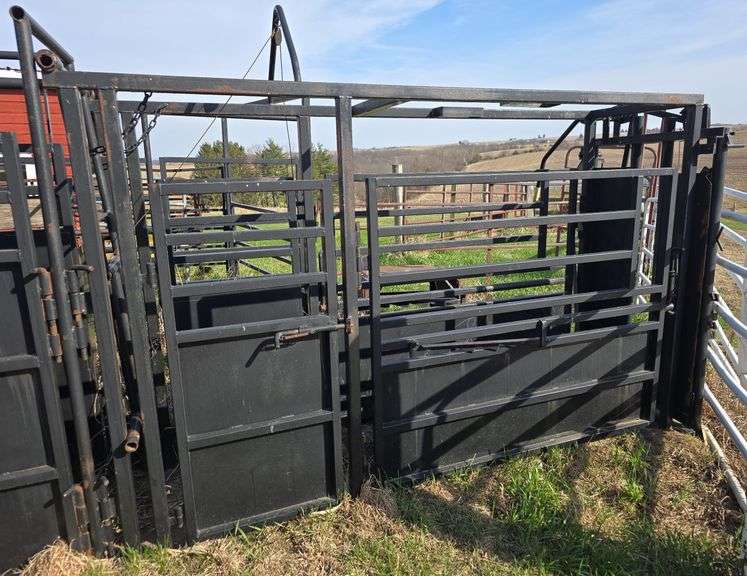 S&R Palco Cattle Tub Catch Pen w/ head chute - Kramer Auction LLC