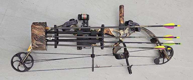 Hoyt XT 2000 Compound Bow & flat of Accessories - Kramer Auction LLC
