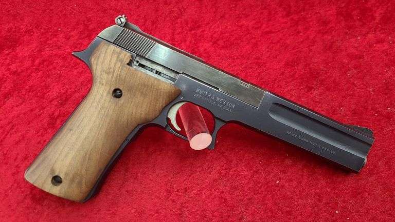 Smith & Wesson Model 422 22 cal. Target Pistol - Kramer Auction LLC
