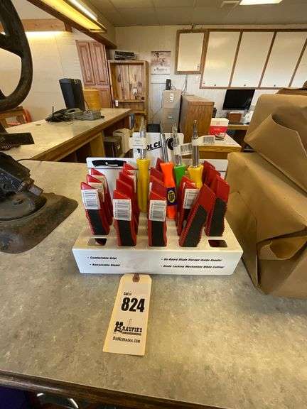 21 New Utility Knives and 4 Screw Drivers in Display Rack - Kraupie's ...