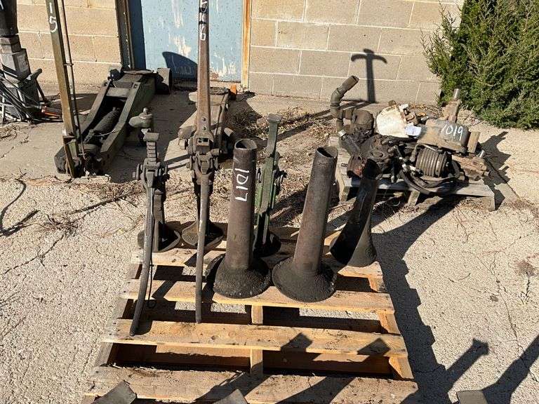 4 Antique Jacks & 2 Jack Stands - Kraupie's Real Estate & Auctioneers