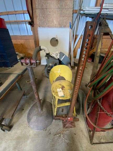 Handyman Jack, Roller Stand, Stool - Kraupie's Real Estate & Auctioneers