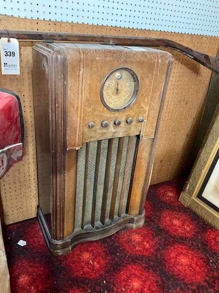 Silverstone Upright Tube Radio - Kraupie's Real Estate & Auctioneers