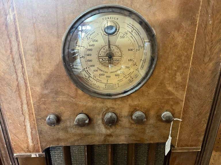 Silverstone Upright Tube Radio - Kraupie's Real Estate & Auctioneers