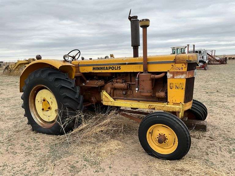 Minneapolis - Moline G705 - Kraupie's Real Estate & Auctioneers