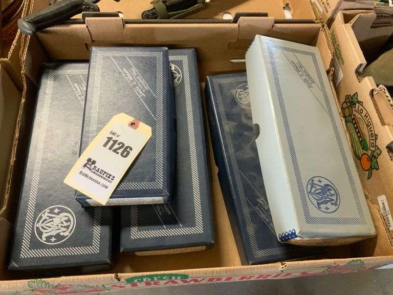 5 Empty S & W Pistol Boxes - Kraupie's Real Estate & Auctioneers
