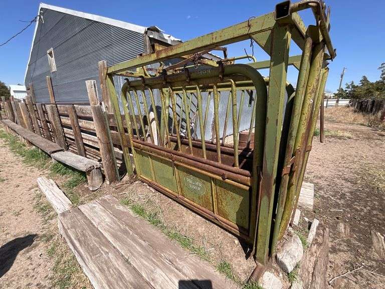 Powder River Livestock Squeeze Chute - Kraupie's Real Estate & Auctioneers