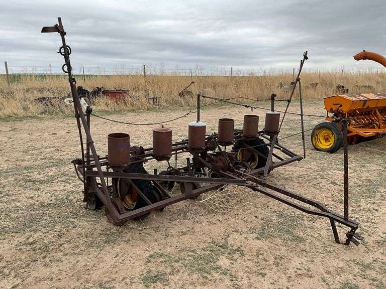 IHC 6 Row Corn Planter - Kraupie's Real Estate & Auctioneers