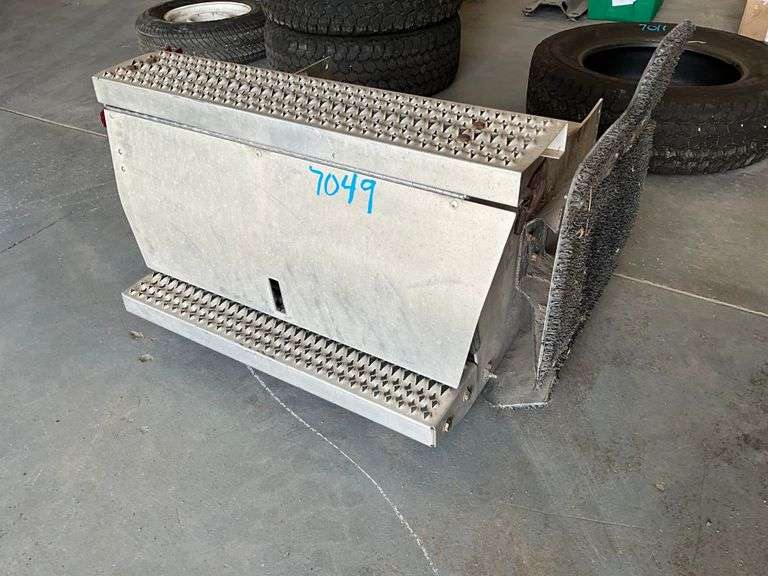 Aluminum semi battery box with steps - Kraupie's Real Estate & Auctioneers