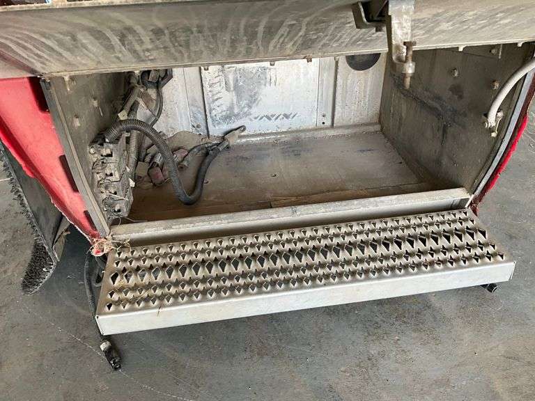 Aluminum semi battery box with steps - Kraupie's Real Estate & Auctioneers