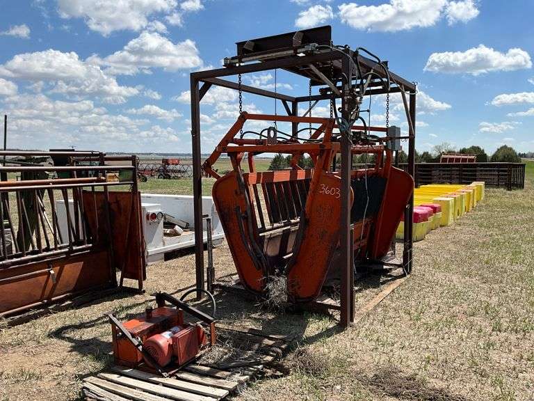 HD Hyd Squeeze Chute setup for Scale - Kraupie's Real Estate & Auctioneers