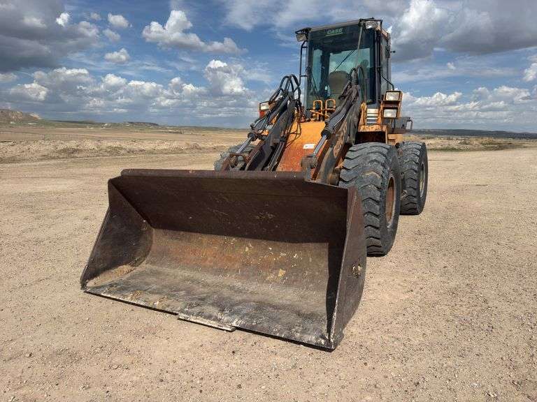 2001 Case 621C Payloader, 9,855 hrs. - Kraupie's Real Estate & Auctioneers