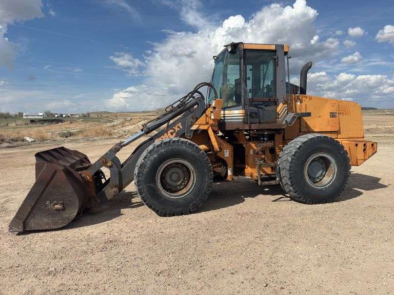 2001 Case 621C Payloader, 9,855 hrs. - Kraupie's Real Estate & Auctioneers