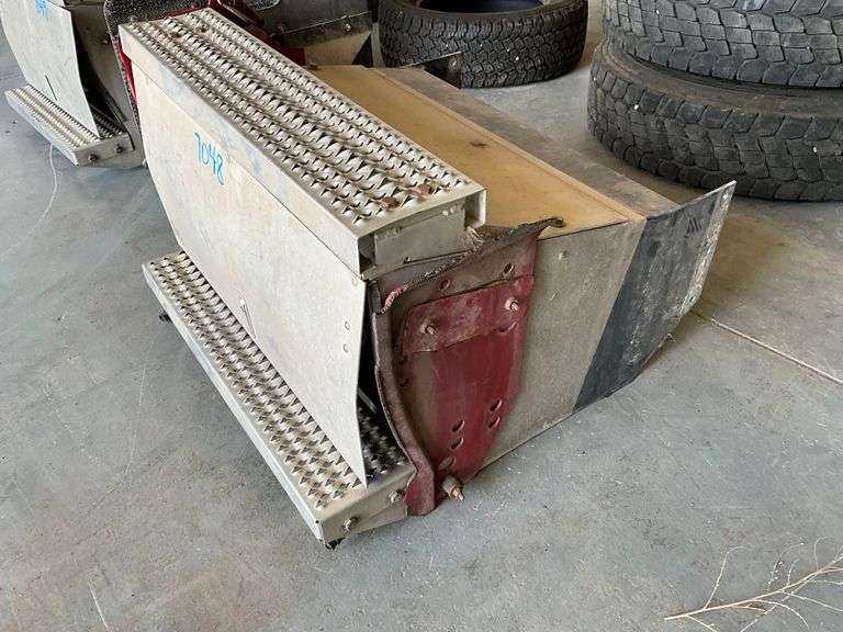 Aluminum semi battery box with steps - Kraupie's Real Estate & Auctioneers
