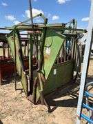 Powder River yearling Chute - Kraupie's Real Estate & Auctioneers